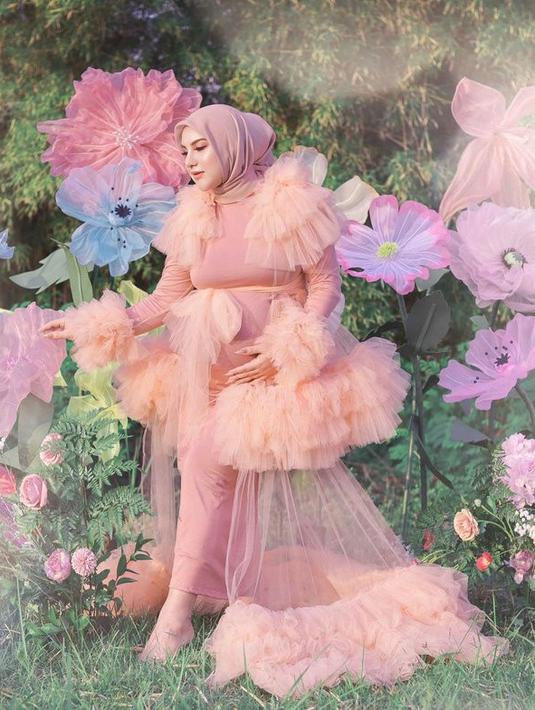 5 Potret Maternity Shoot Irish Bella, Gunakan Gaun Tille Berlatar ...