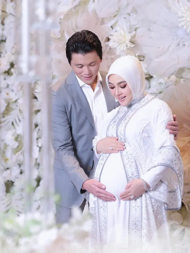 6 Potret Syahrini Hamil Setelah 5 Tahun Nikah, Reino Barack Kecup Kening Istri Hingga Pegangi ...
