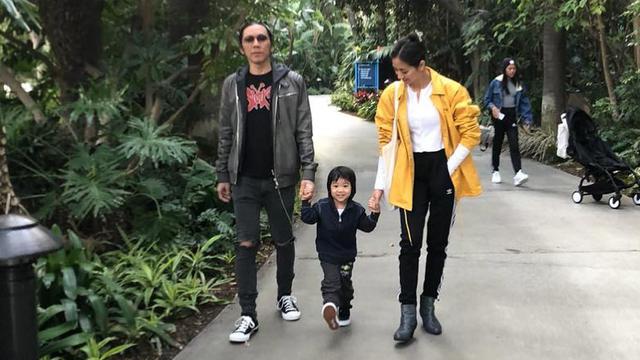 Tampilan Stylish Istri Bimbim Slank yang Awet Muda - Lifestyle Liputan6.com