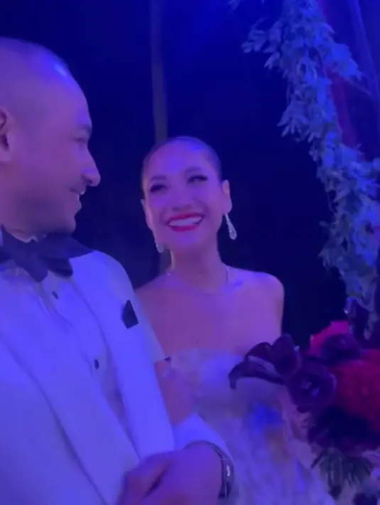 6 Potret Gaun Romantis Penuh Bunga BCL di Malam Resepsi Pernikahan ...