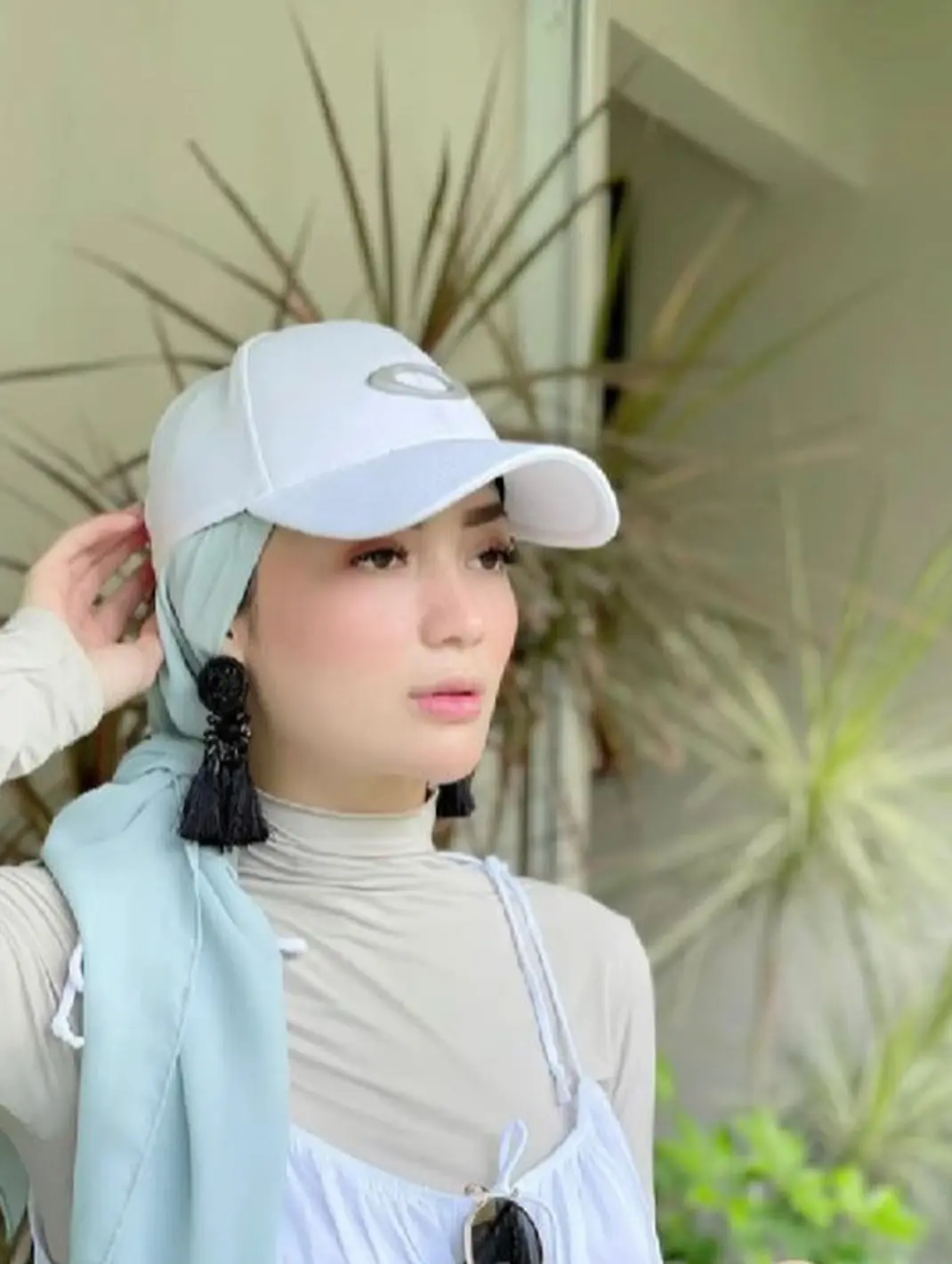 Gaya Sporty Hijab Imel Putri Cahyati, Tetap Percaya Diri - Foto ...