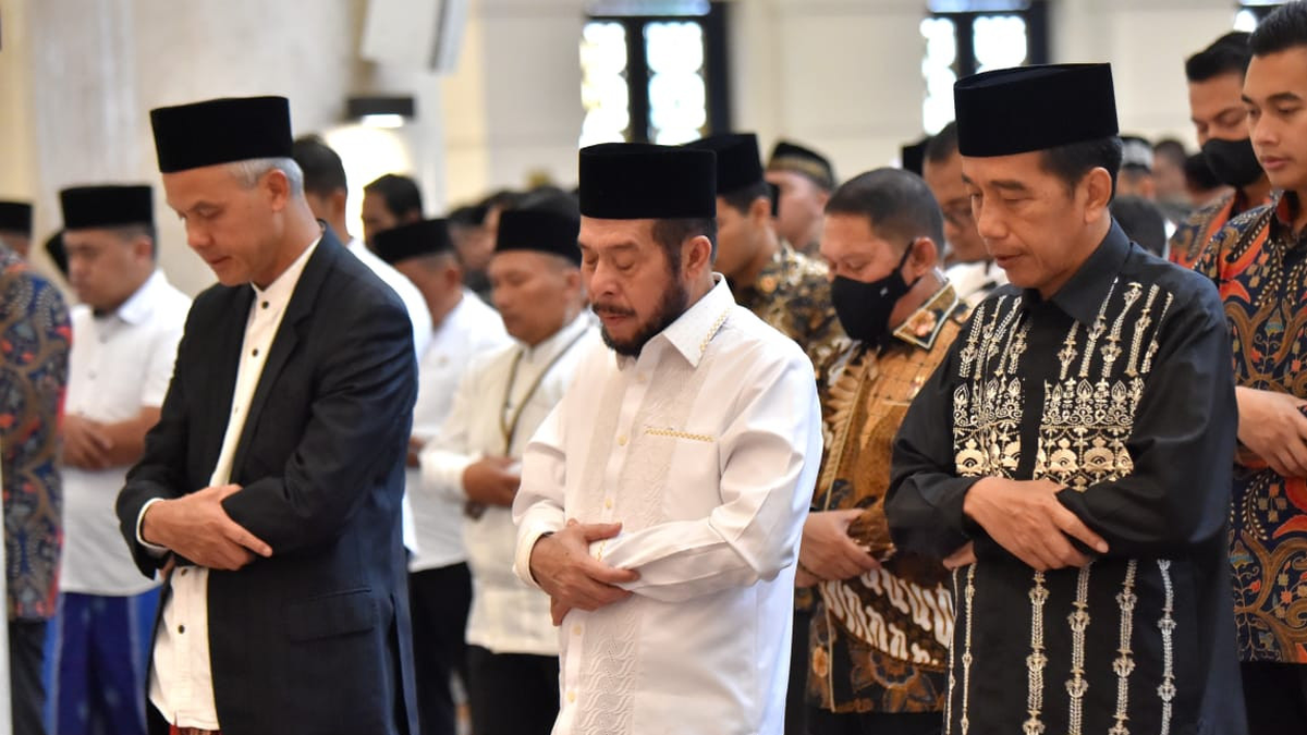 Jokowi dan Ganjar Pranowo Sholat Idul Fitri Bersama di Masjid Raya Sheikh Zayed, Solo - News ...