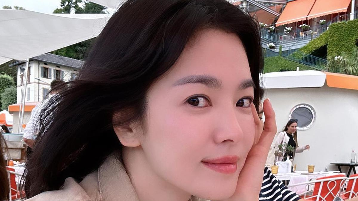 6 Potret Cantik Song Hye Kyo Pamer Wajah Bare Face saat Liburan di ...