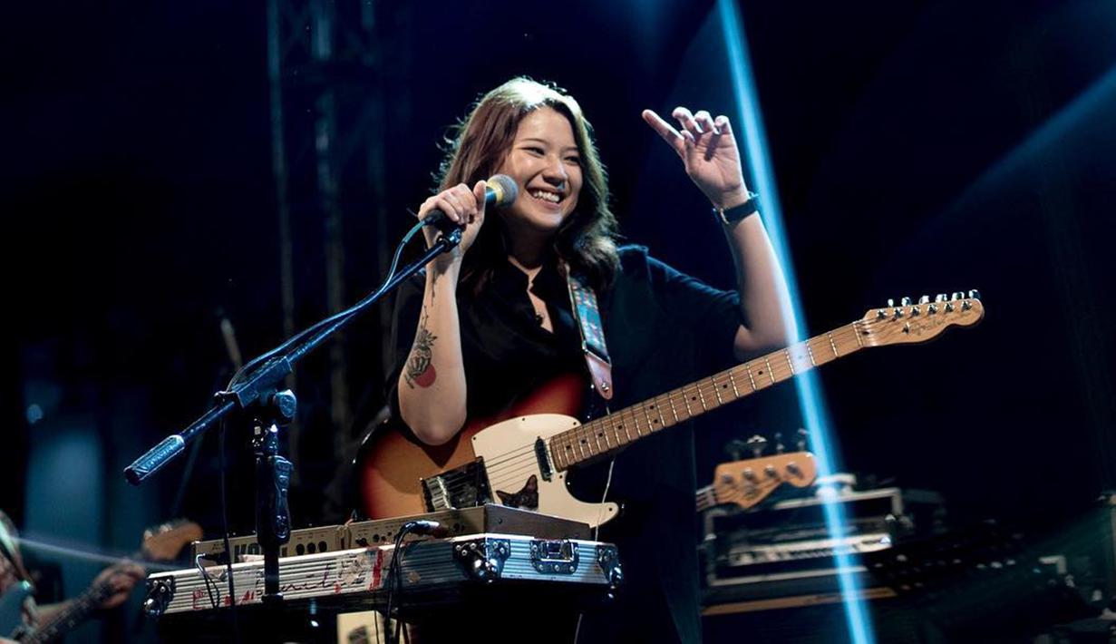 FOTO: Gaya Santai Danilla di Atas Panggung, Cantik dan Menawan - Foto ...