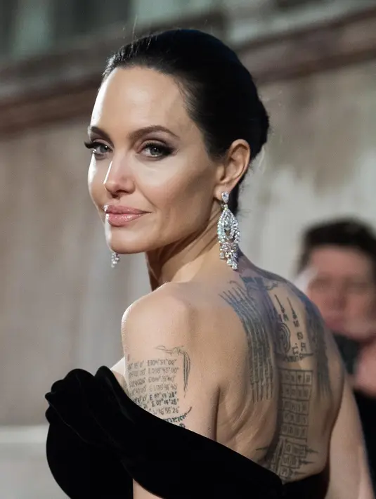 Rebut Hak Asuh Anak, Angelina Jolie Lakukan Ini - Photo Fimela.com