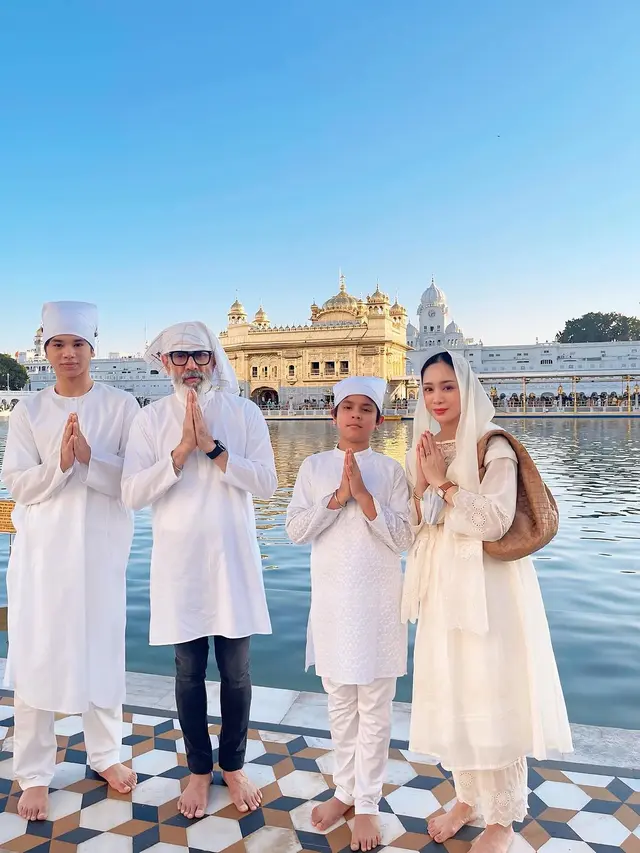 6 Potret Bunga Zainal dan Keluarga Mudik ke India, Jalani Ibadah Agama Sikh - Hot Liputan6.com
