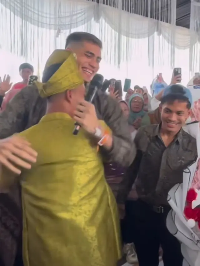 Momen Aisar Khaled Beri Kejutan Rp100 Juta untuk Karyawannya yang ...