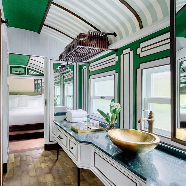 Ketika Gerbong Kereta Tua Disulap Jadi Kamar Hotel Mewah di Tengah ...