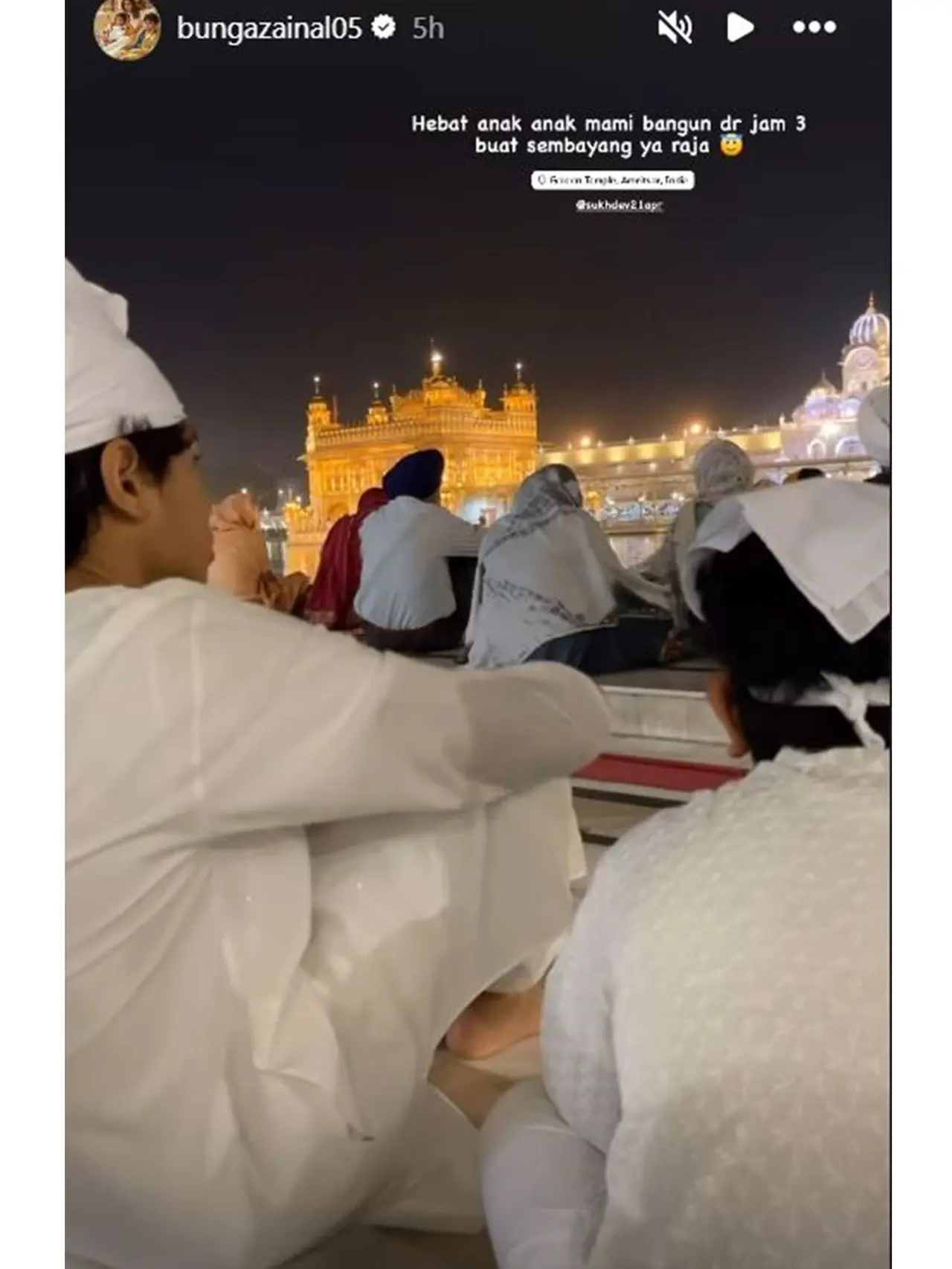 6 Potret Bunga Zainal dan Keluarga Mudik ke India, Jalani Ibadah Agama Sikh - Hot Liputan6.com