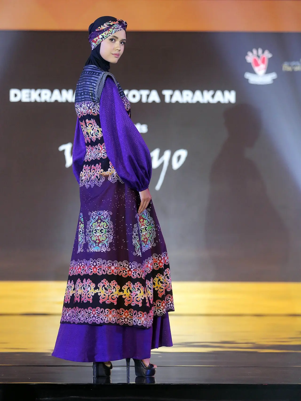 Parade Batik Khas Kota Tarakan Rancangan Desainer Wignyo Rahadi di ...