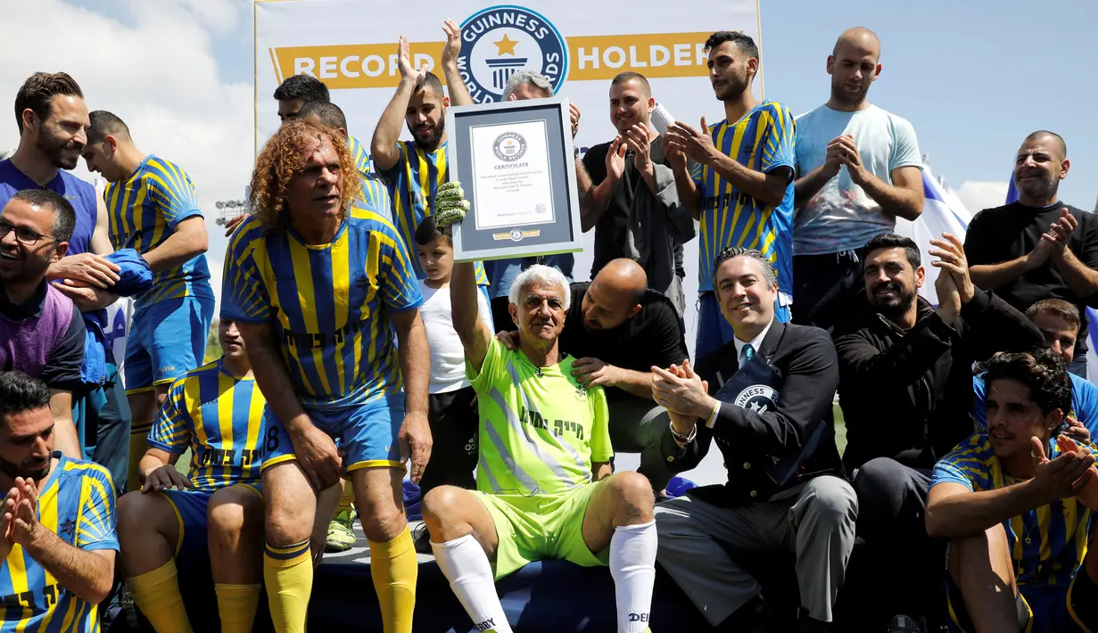 FOTO: Kakek 73 Tahun Jadi Pesepak Bola Tertua di Dunia - Foto Liputan6.com