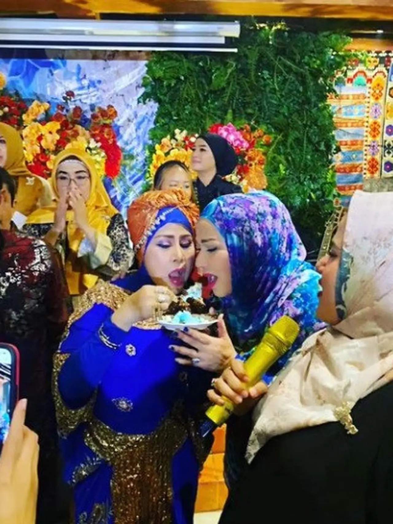 6 Potret Pesta Ultah Elvy Sukaesih ke-72, Ajang Reuni Artis Senior yang ...