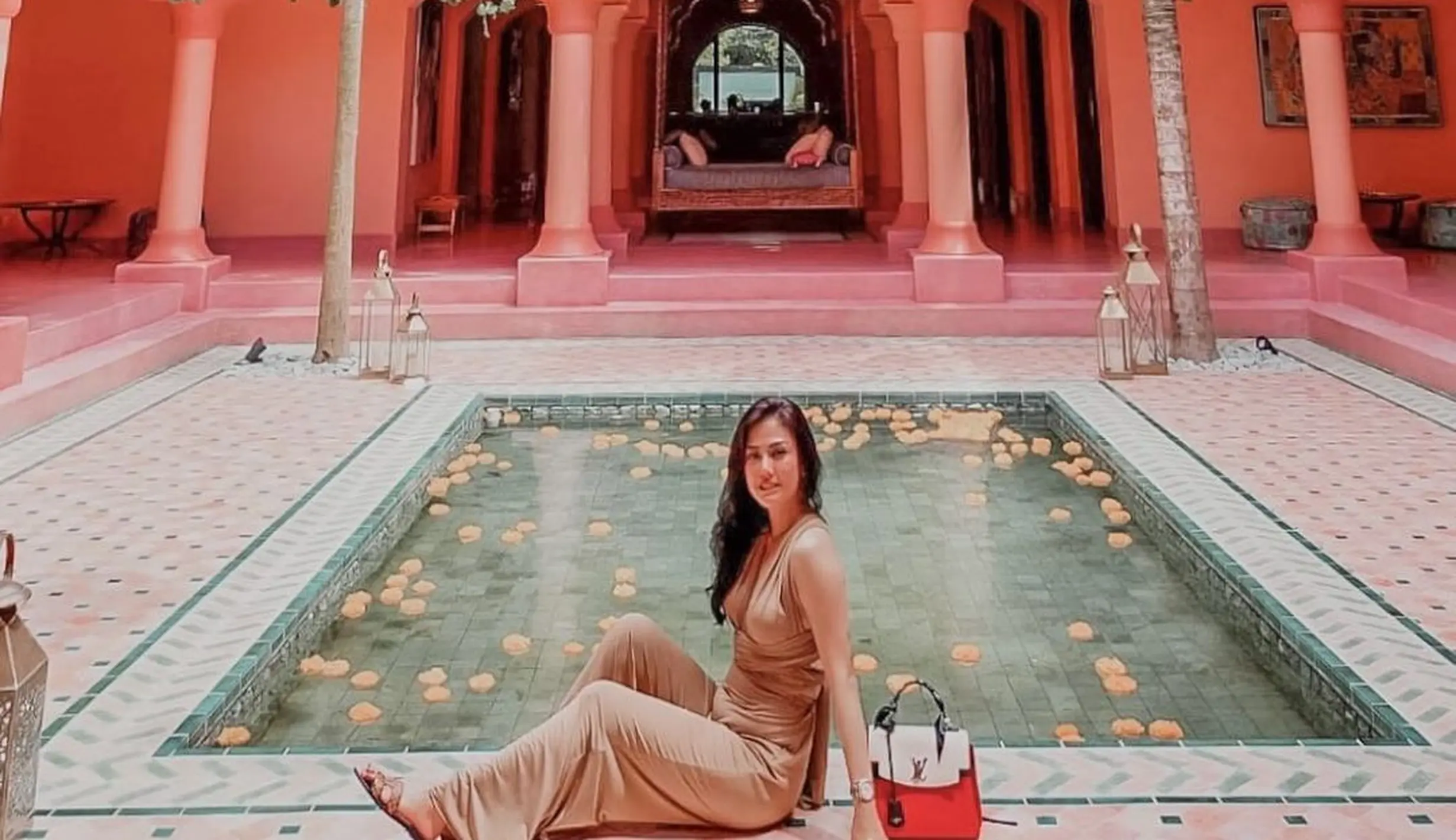 FOTO: Deretan Pose Menggoda Nita Gunawan yang Bikin Pria Melotot - Foto Liputan6.com