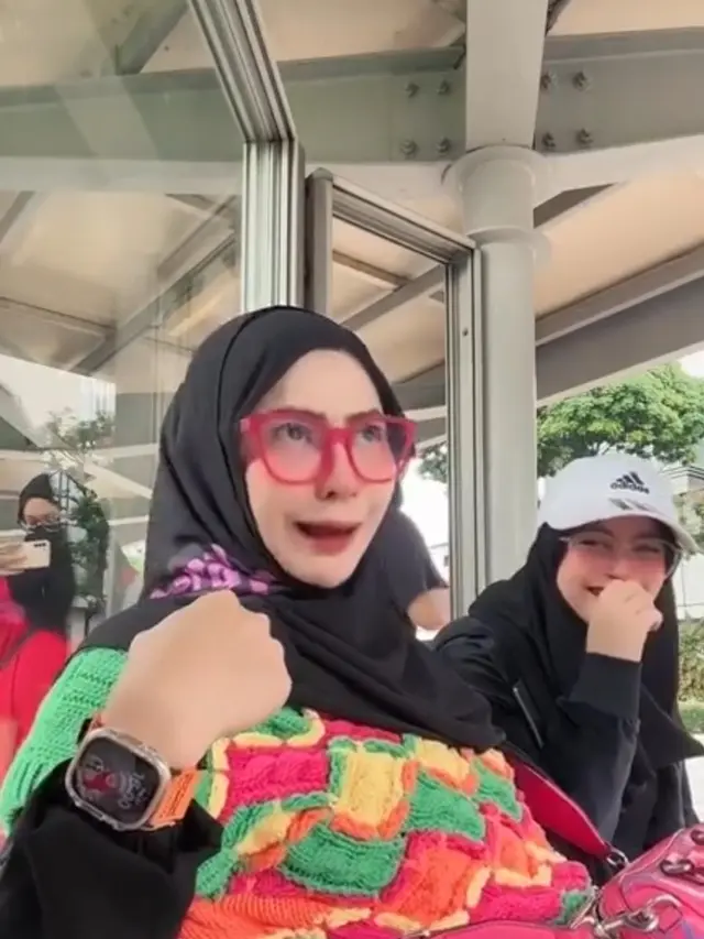 7 Potret Sarah Vi ‘Pesantren & Rock n' Roll’ dan Putrinya, Bak Pinang ...