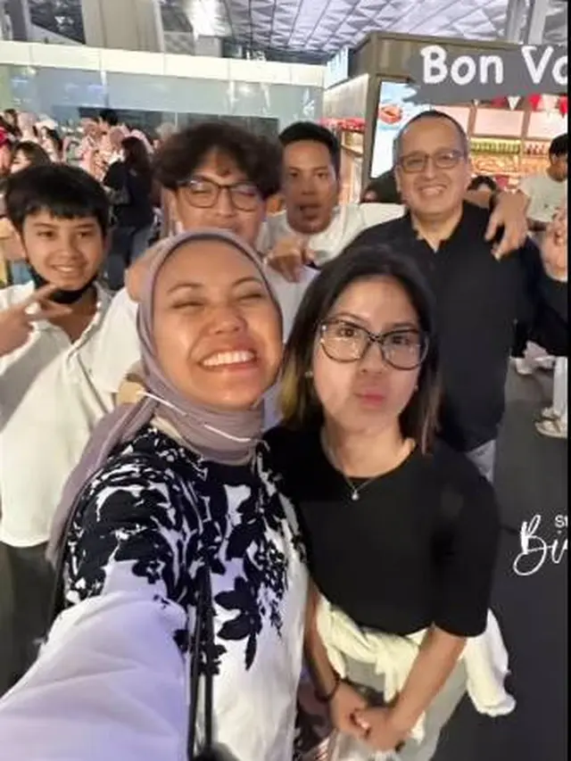 7 Momen Ariyo Wahab Lepas Putrinya untuk Kuliah di Korea Selatan, Penuh Haru - Hot Liputan6.com