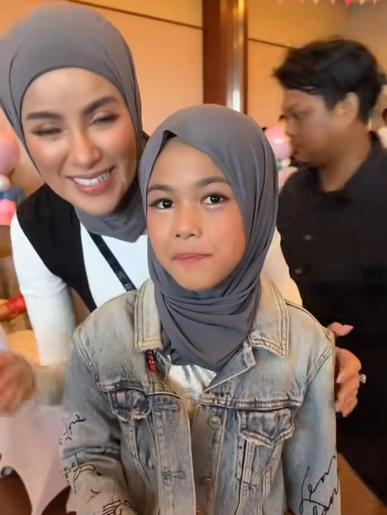 7 Potret Olla Ramlan di Pesta Ultah ke-9 Aleena, Kompak Pakai Hijab - Hot Liputan6.com