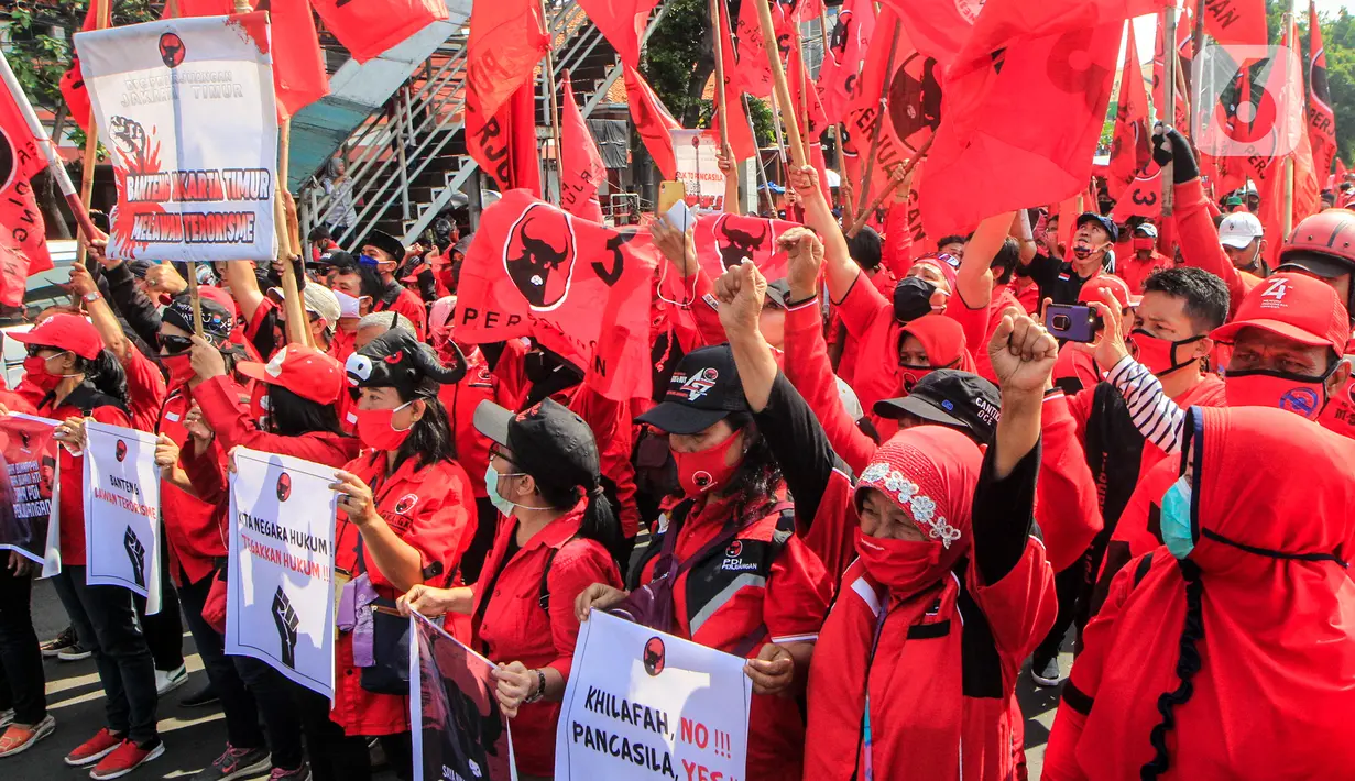 FOTO: Bendera PDIP Dibakar, Kader Datangi Polres Jakarta Timur - Foto ...