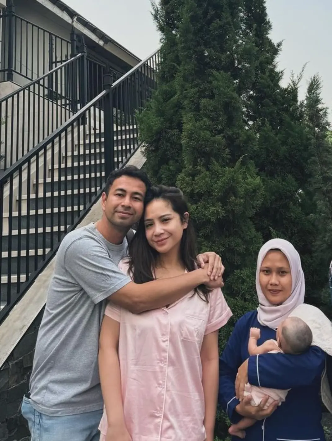 Potret Lily dan Keluarga Raffi Ahmad Foto di Depan Rumah, Jadi Bagian dari Keluarga Andara ...