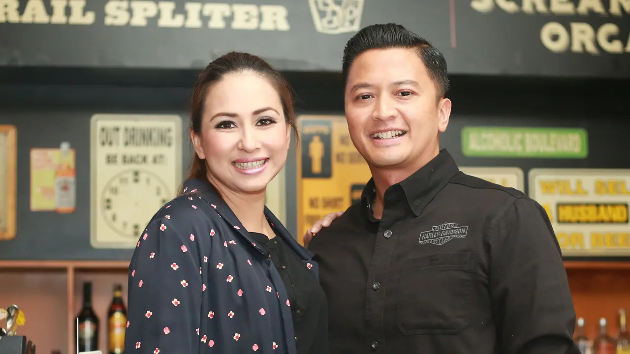 8 Tahun Bersama, Ini 6 Potret Mesra Deswita dan Ferry Maryadi - Hot ...