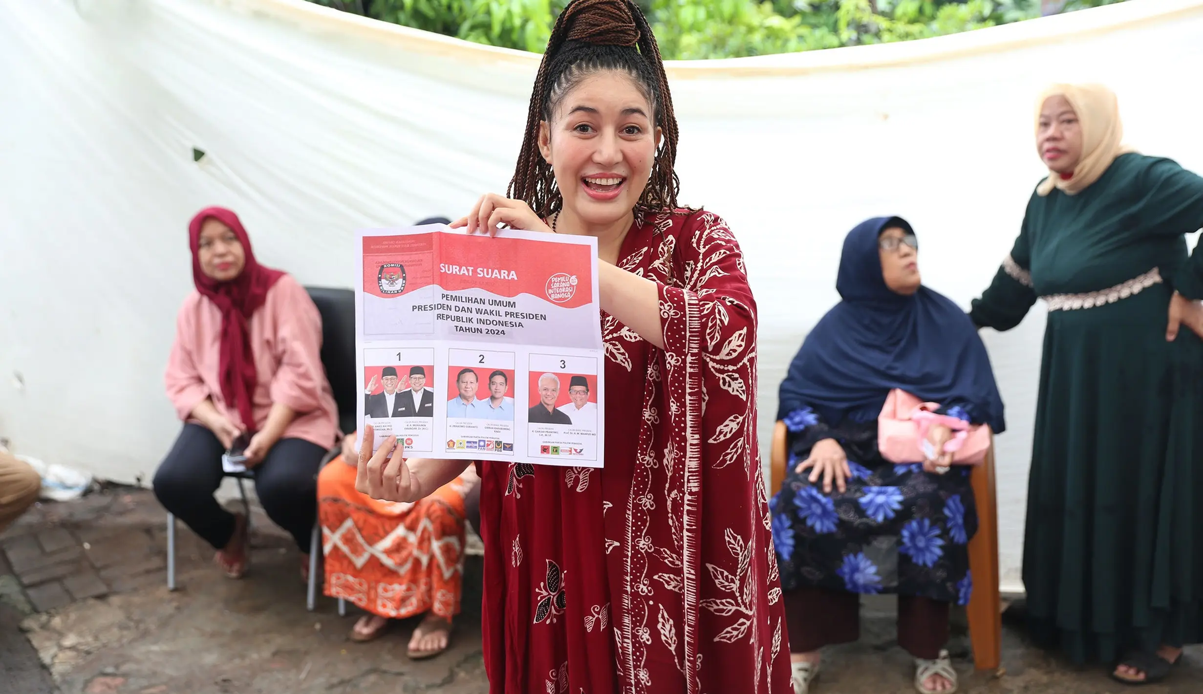 6 Gaya Meriah Sania Penyanyi RnB 90-an Nyoblos ke TPS, Kenakan Kaftan Batik dan Sandal Warna ...