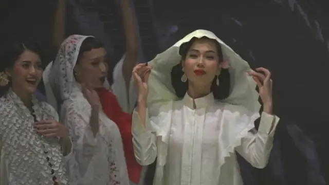 Imajinasi Obin Komara dalam Kreasi Kebaya dan Kain Bernapas Kekinian di ...