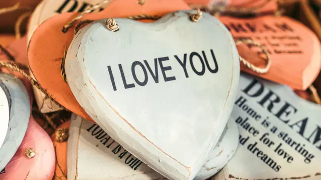 32 Pantun Cinta Bikin Baper, Keren dan Romantis Banget - Ragam Bola.com