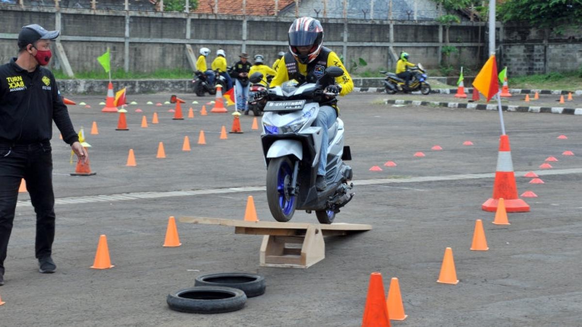 Asah Skill Berkendara, Forwot Gelar Safety Riding Training - Otomotif ...