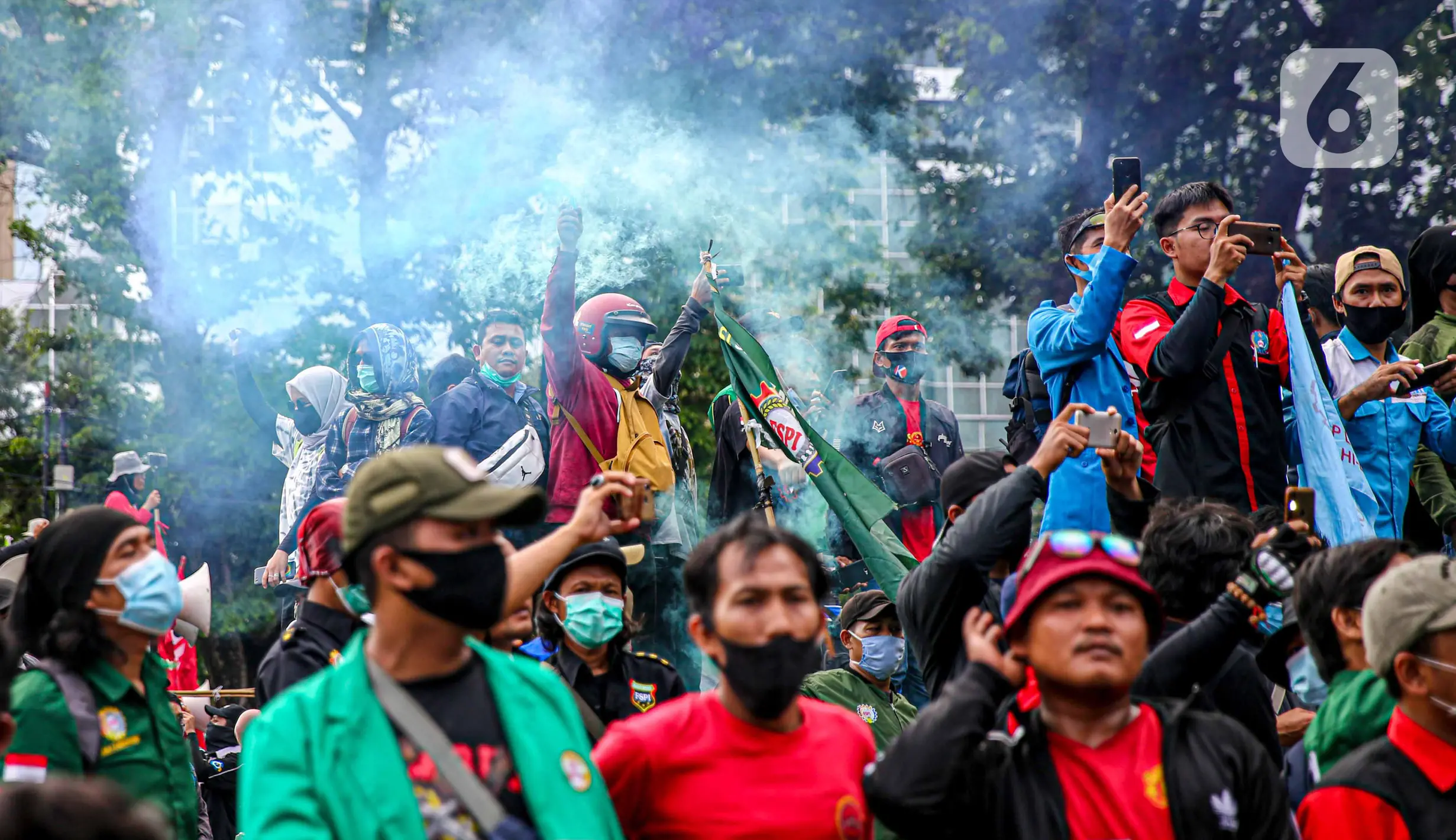 FOTO: Asap Suar Warnai Unjuk Rasa Buruh Tolak UU Cipta Kerja - Foto ...
