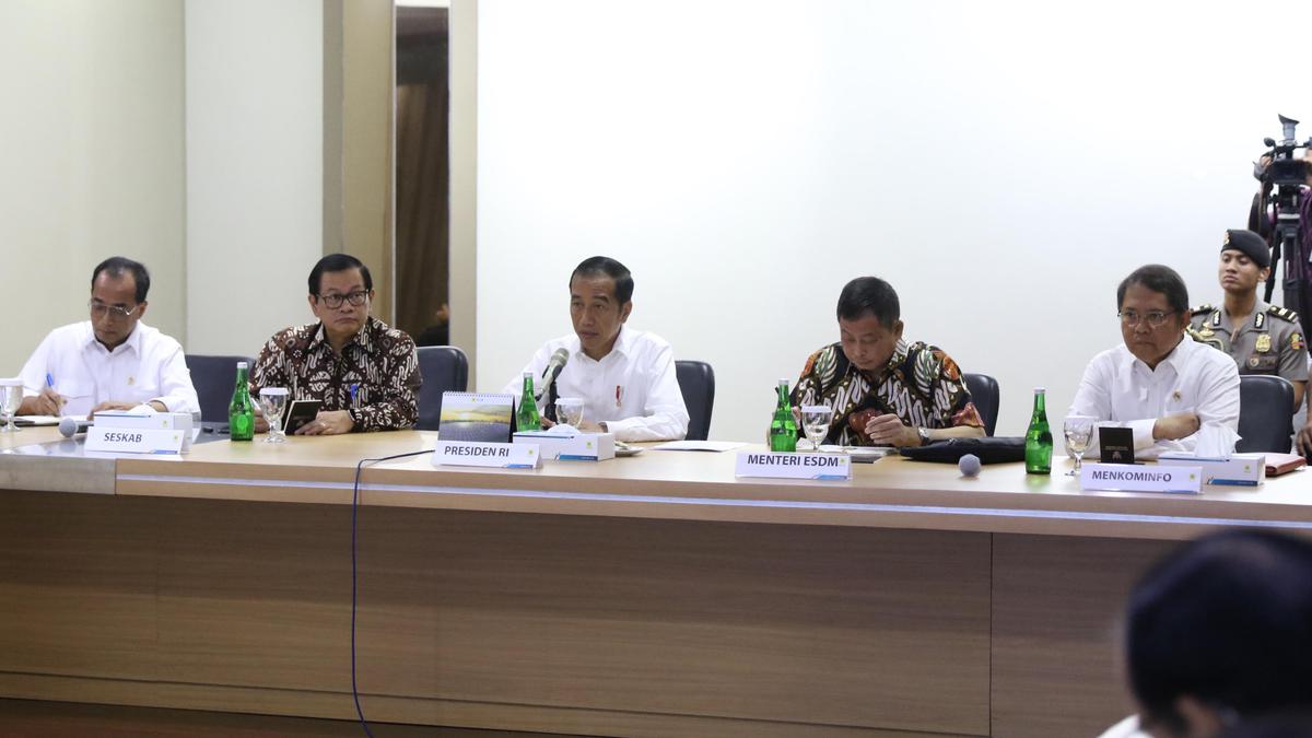 FOTO: Imbas Listrik Mati, Jokowi Datangi Kantor PLN - Foto Liputan6.com