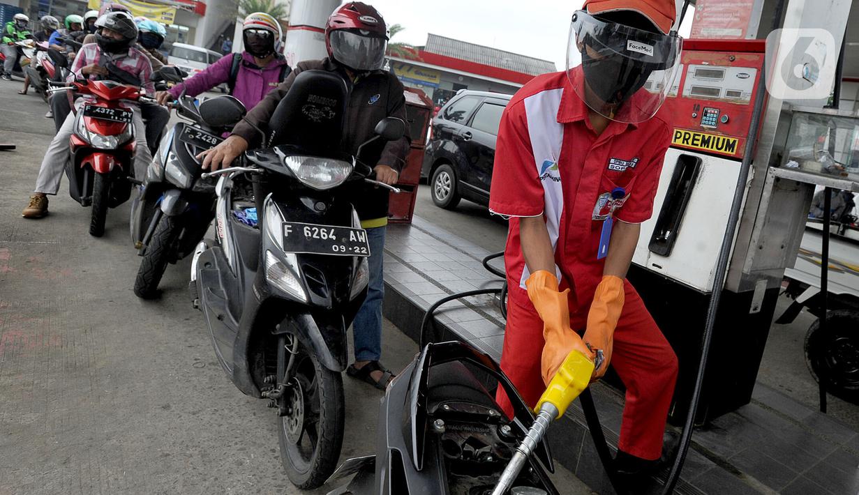 FOTO: Cegah Corona, Petugas SPBU Gunakan Pelindung Wajah Saat Bertugas ...