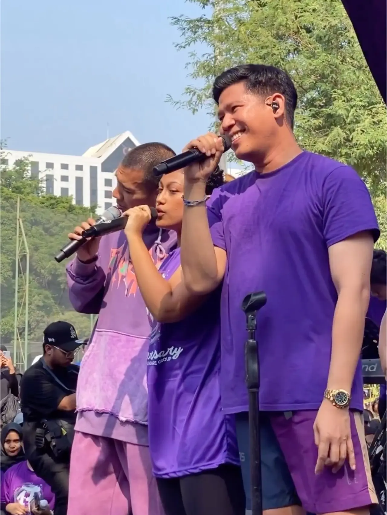 6 Potret RAN Manggung di Senayan Pakai Outfit Ungu, Nyanyi Pandangan ...