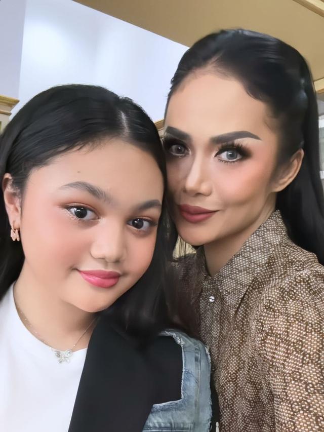 7 Potret Amora Lemos Perdana Tampil Rambut Lurus, Putri KD Bikin Pangling