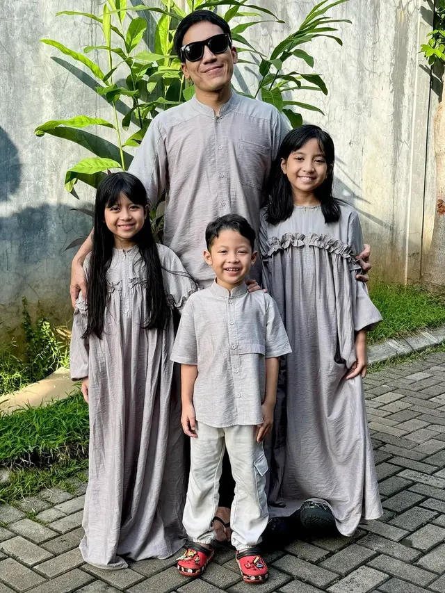 5 Gaya Kompak Desta dan Natasha Rizki yang Masih Pakai Baju Lebaran Kembar dengan Ketiga Anak ...