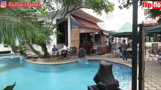 7 Potret Halaman Rumah Rano Karno yang Jadi Warung Si Doel - ShowBiz Liputan6.com