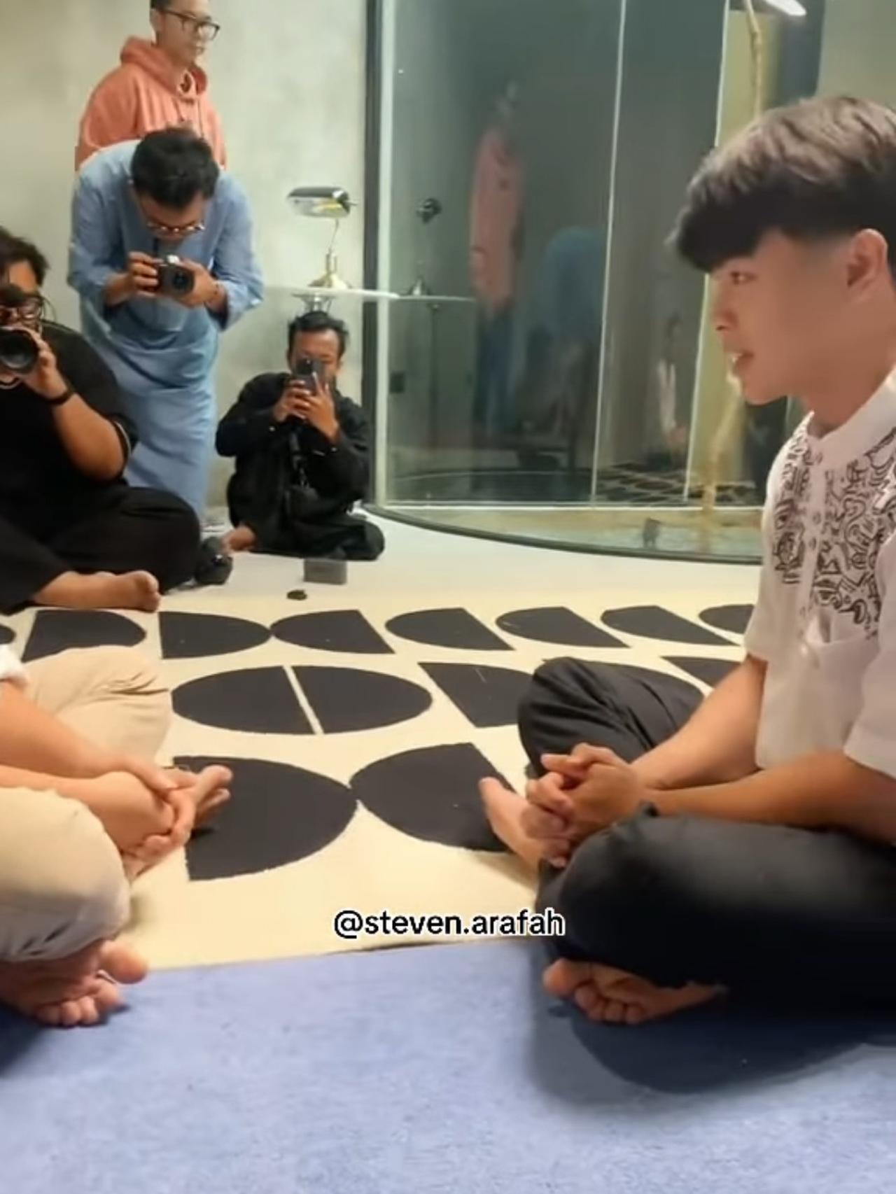 7 Potret Steven Wongso Resmi Mualaf, Syahadat Dibimbing Ustaz Felix Siauw