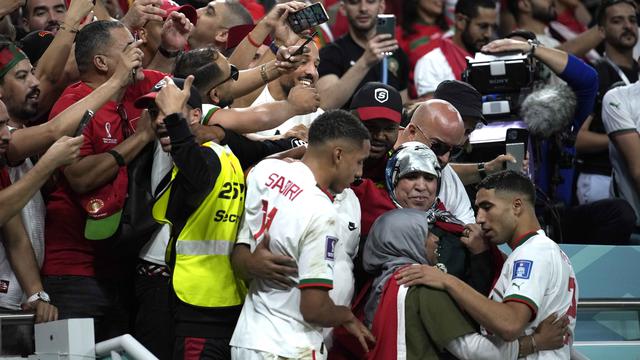 Momen Haru Bintang Maroko Achraf Hakimi Cium Kening Sang Ibu Usai ...