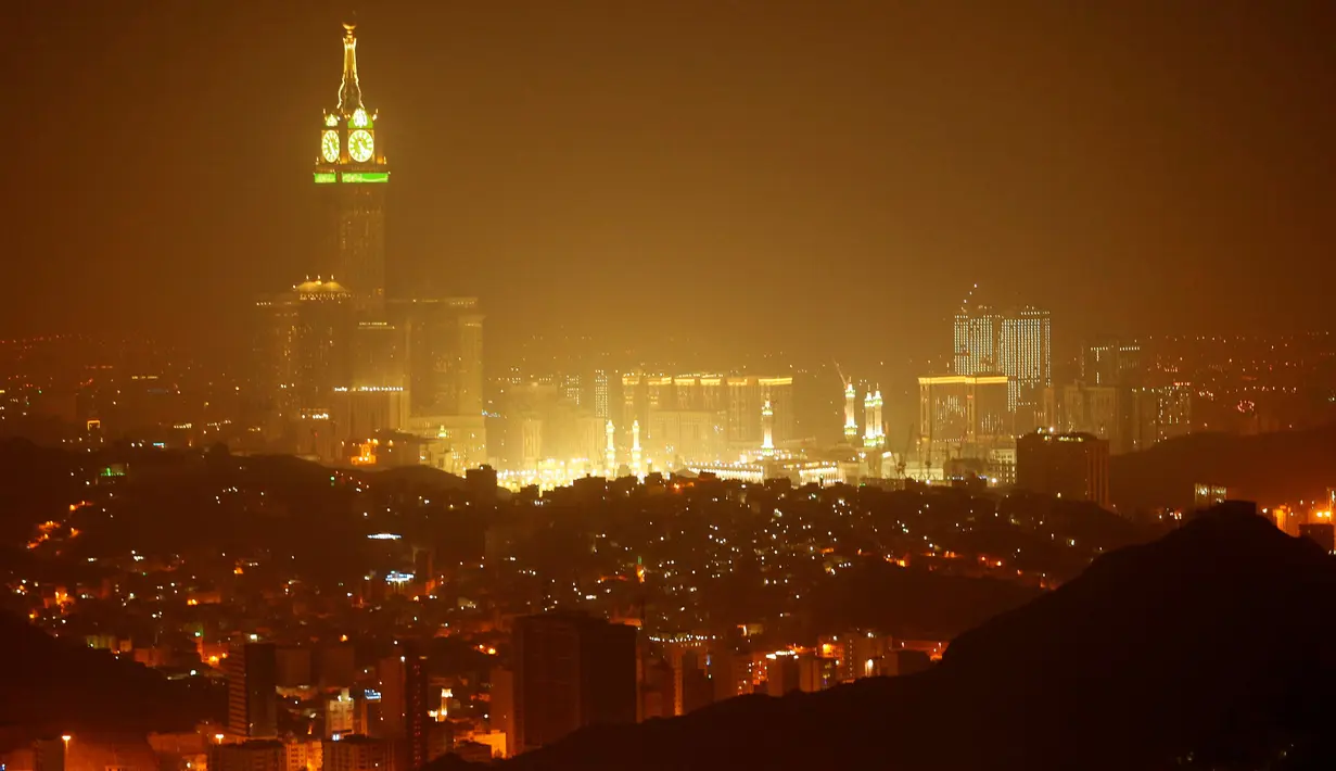 Melihat Keindahan Kota Suci Mekah dari Puncak Jabal Nur saat Malam Hari