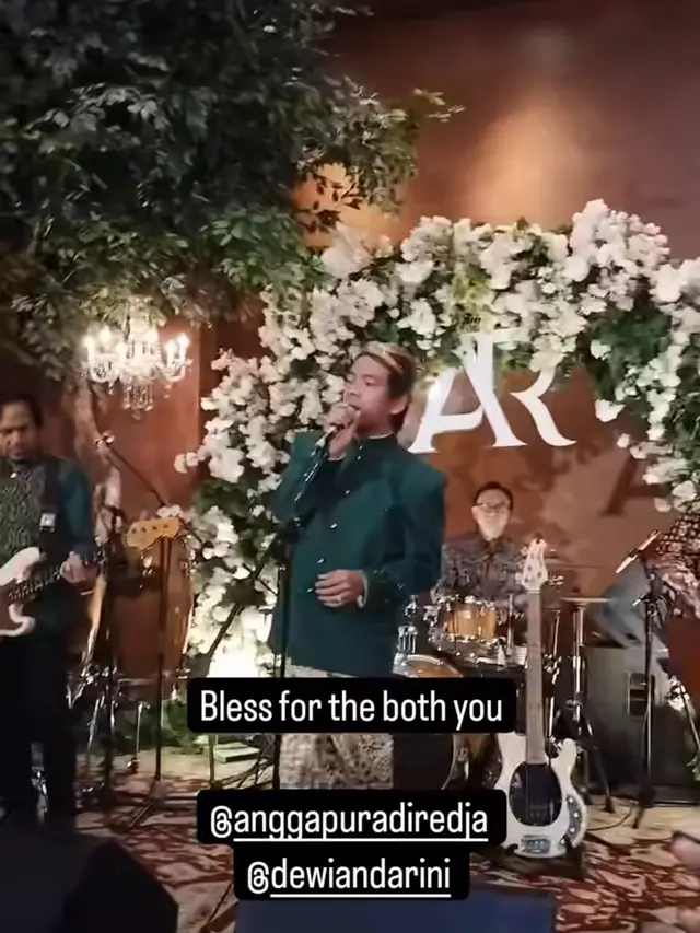 10 Potret Pernikahan Angga Maliq & D'Essentials dan Dewi Andarini ...