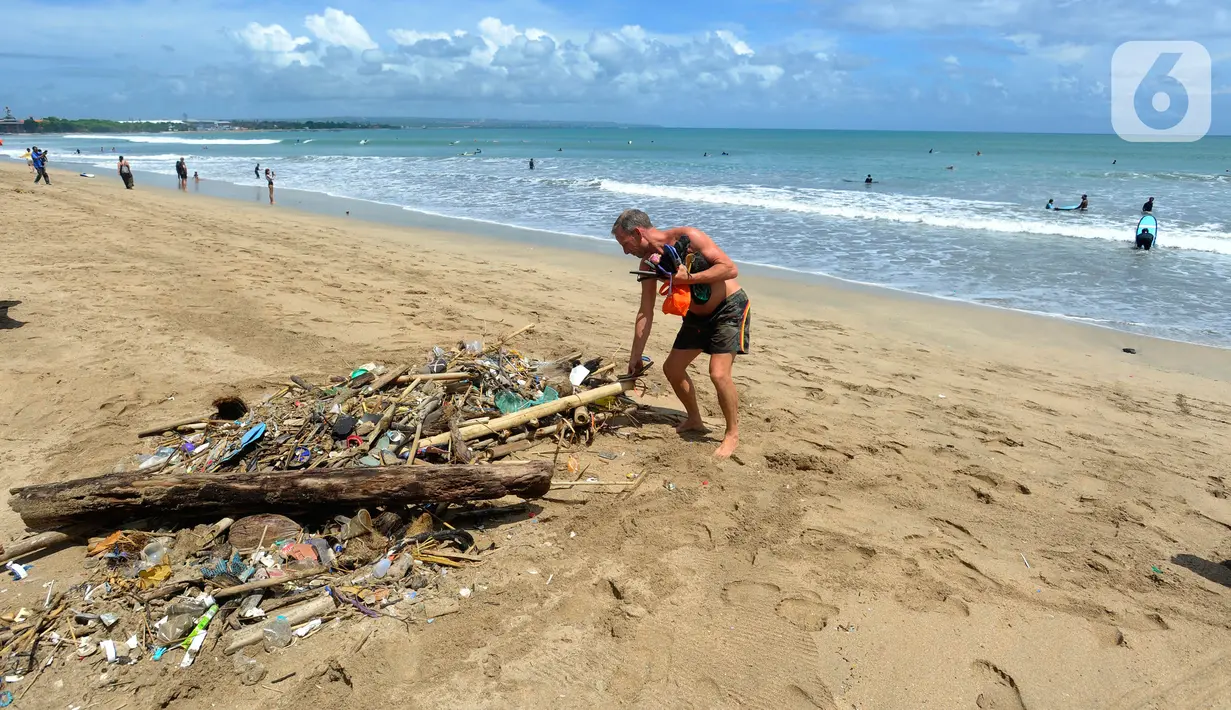 Aksi Bule Belanda Kumpulkan Sampah di Pantai Kuta Bali - Foto Liputan6.com
