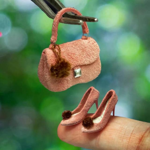 6 Potret Heels dan Tas Wanita Ukuran Mini Unik, Menarik Dikoleksi ...
