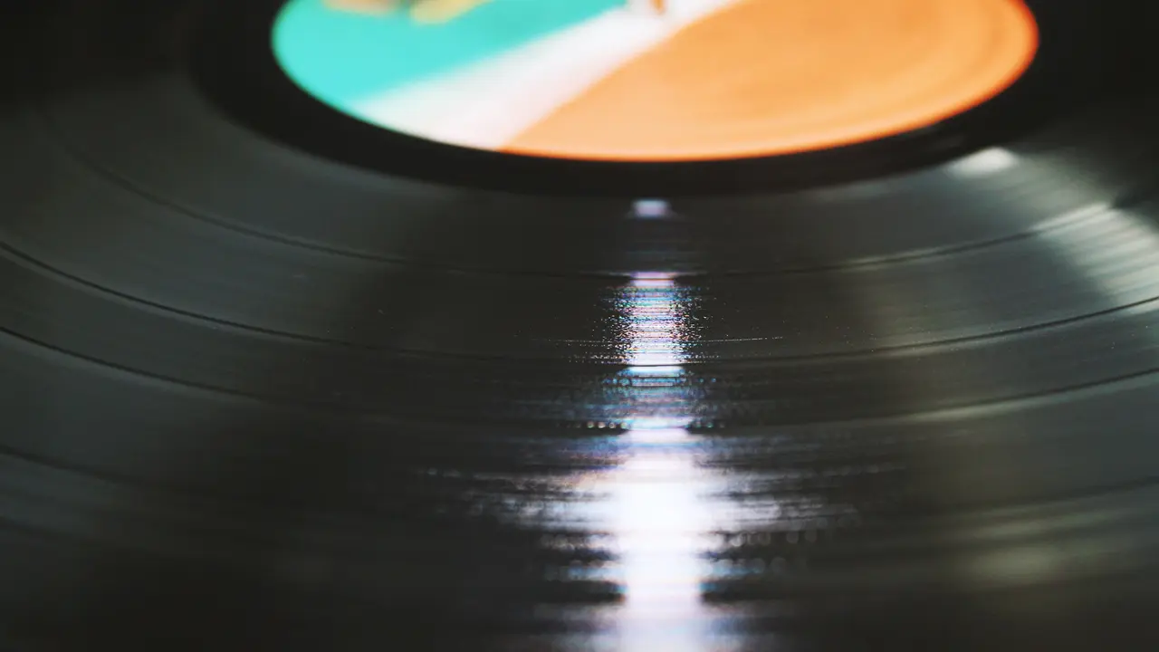 6 Cara Merawat Piringan Hitam, Penikmat Musik Harus Paham - Hot ...