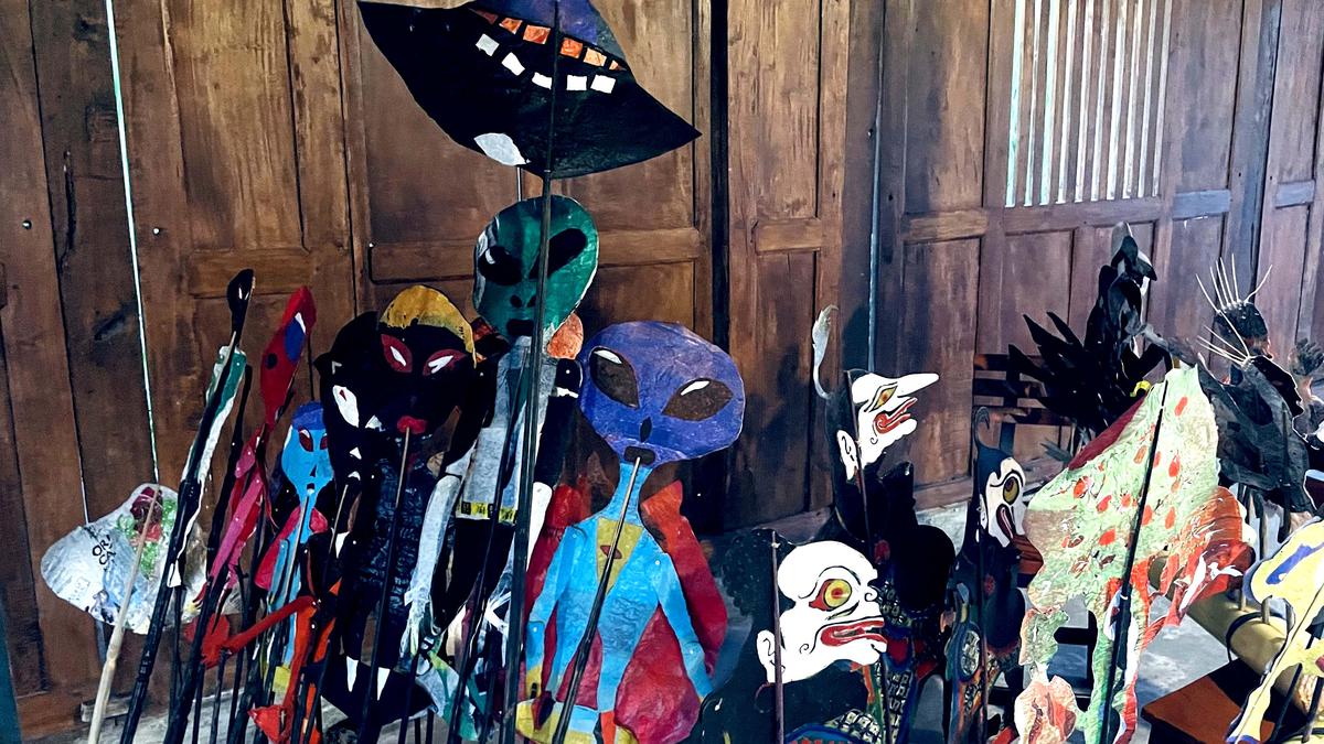 Wayang Alien di Lokasi Crop Circle Jadi Penanda Indonesia UFO Festival 2024