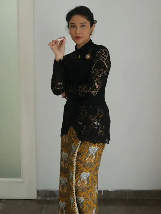 6 Potret Ragam Kebaya Memukau yang Dikenakan Dian Sastro di Serial Gadis Kretek untuk Foto ...