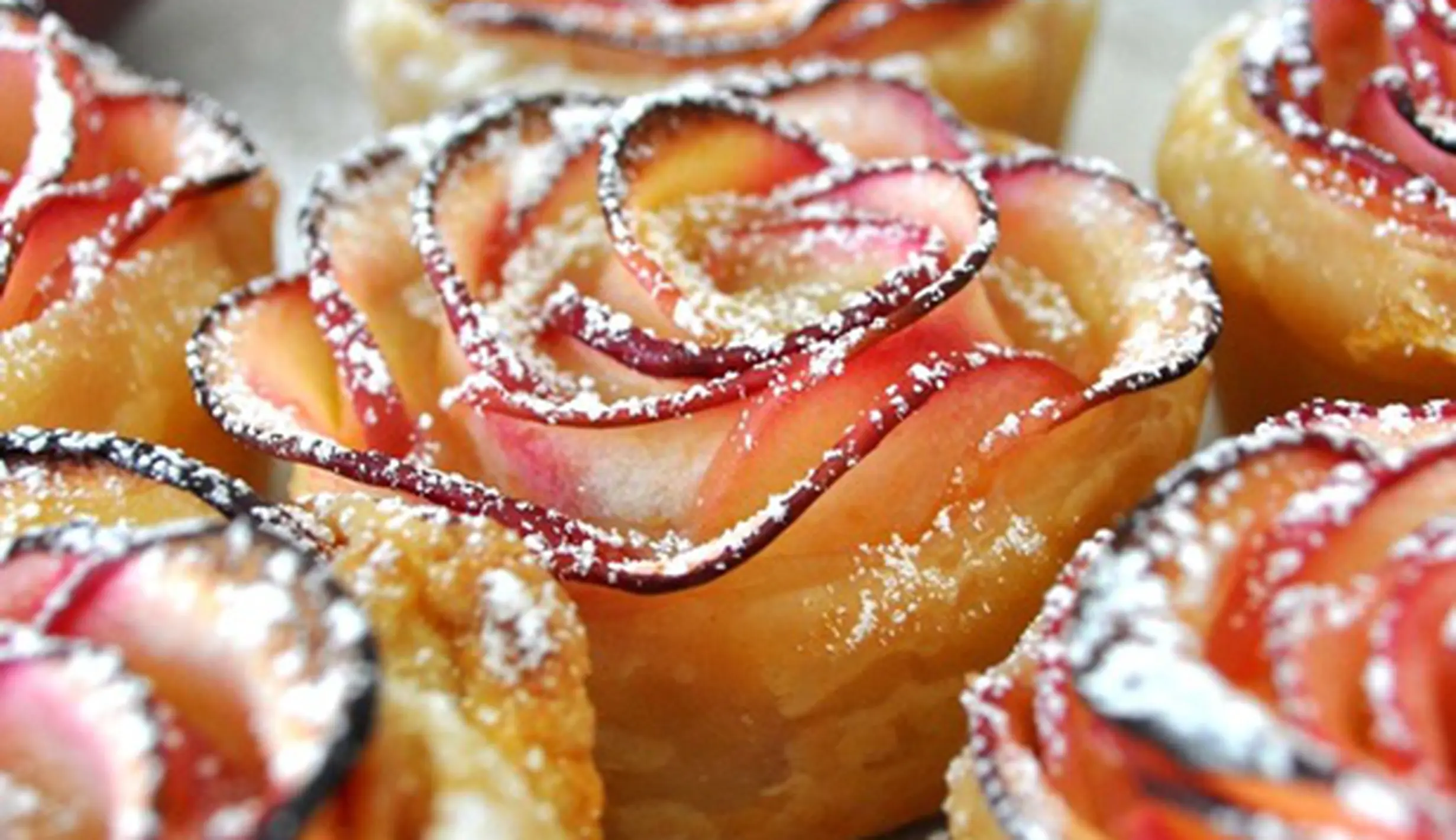 Dessert Lezat Bentuk Mawar Dari Buah Apel Segar - Photo Fimela.com