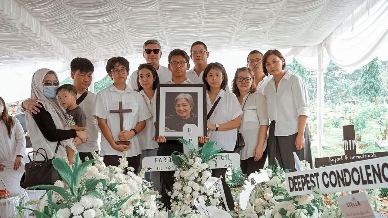 Tangis Gisella Anastasia di Pemakaman Ibunda Gading Marten, Ditenangkan Mantan Suami ...