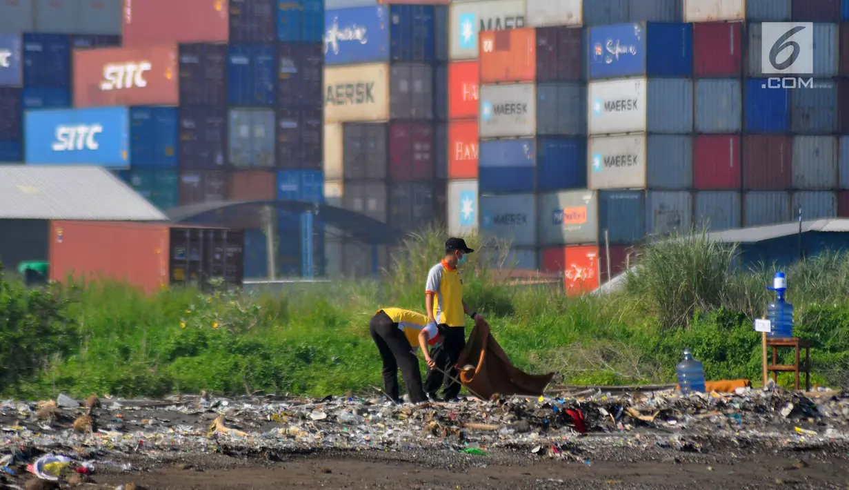 FOTO: Hari Peduli Sampah Nasional, Ribuan Orang Bersihkan Pantai Cipta ...