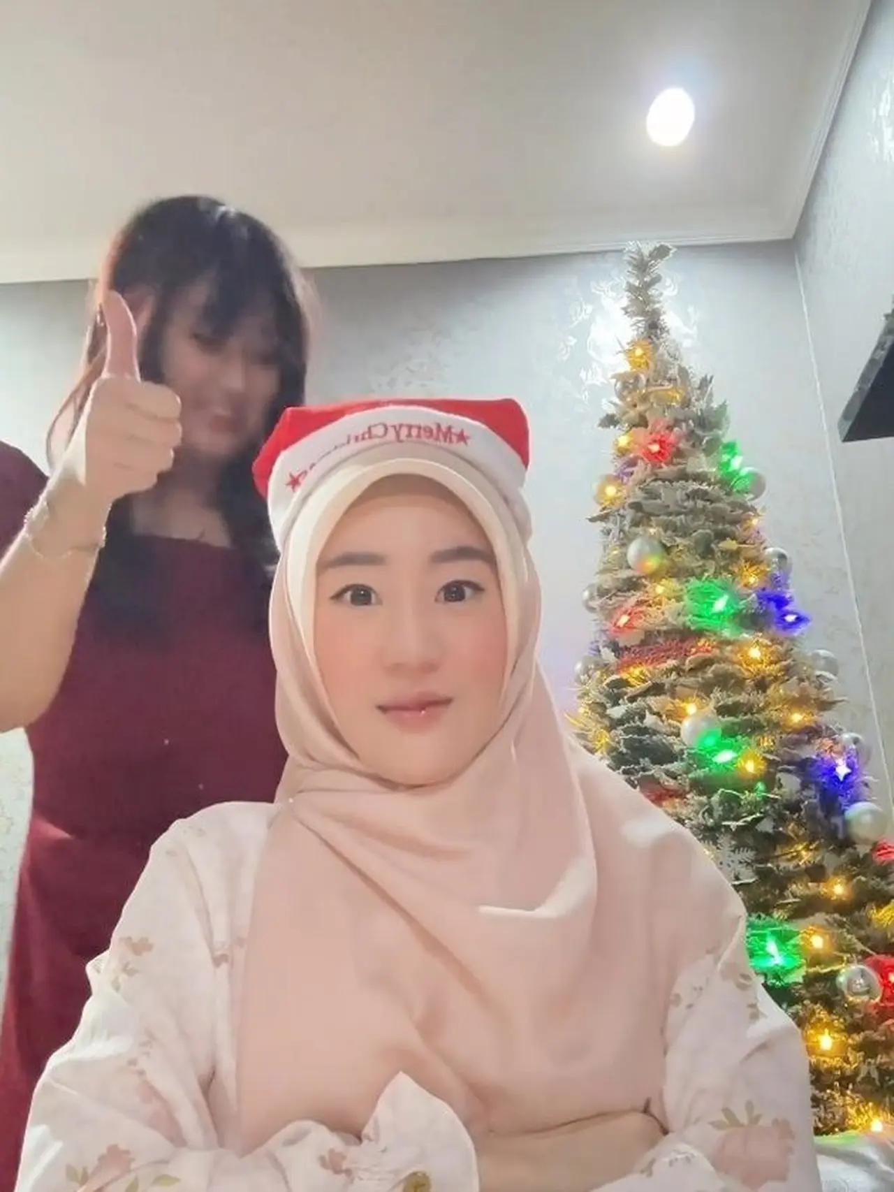 Larissa Chou Santai Menemani Adiknya Rayakan Natal 2023, Sempat Pasrah saat Dipasangkan Topi ...