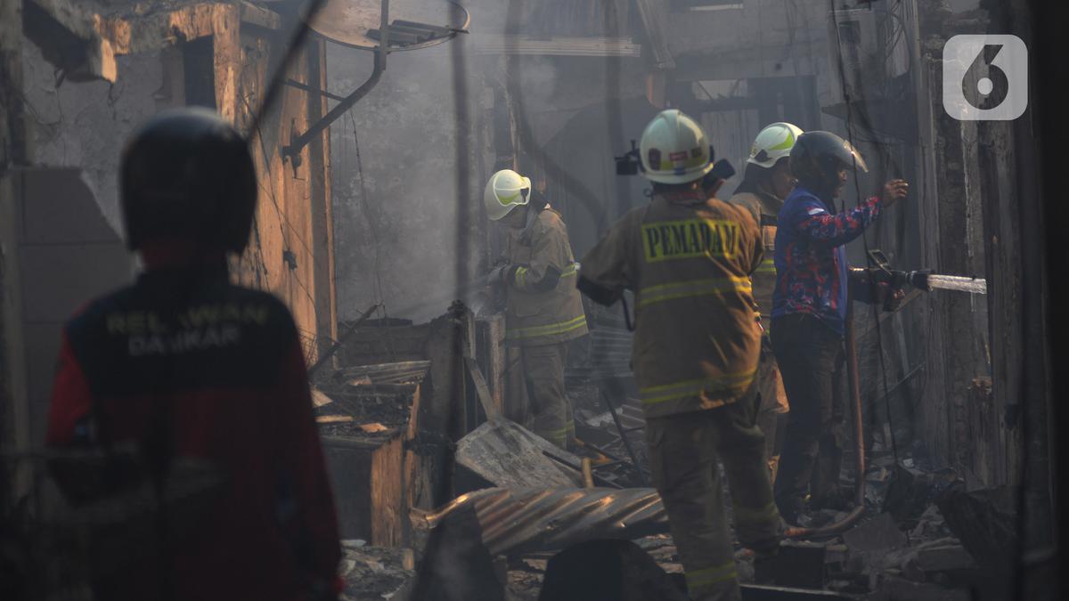 Puslabfor Polri Olah TKP di Manggarai, Cari Penyebab Kebakaran - News Liputan6.com