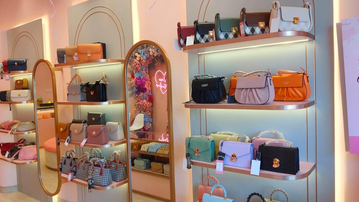 Rekomendasi Kado Akhir Tahun dari Tren Fashion 2023 dengan Harga di ...