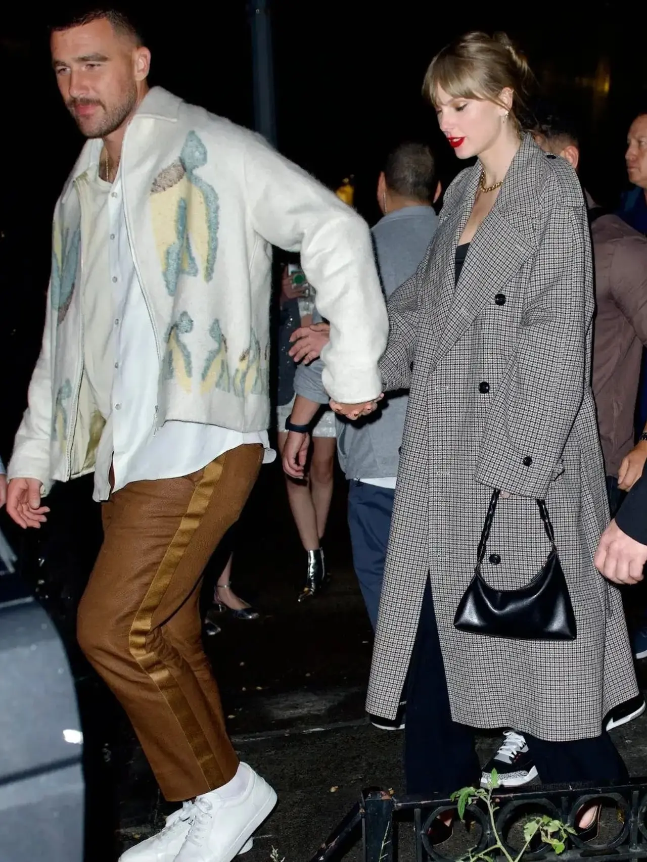 Gandengan Tangan di Publik, Taylor Swift dan Travis Kelce Disebut Cocok ...